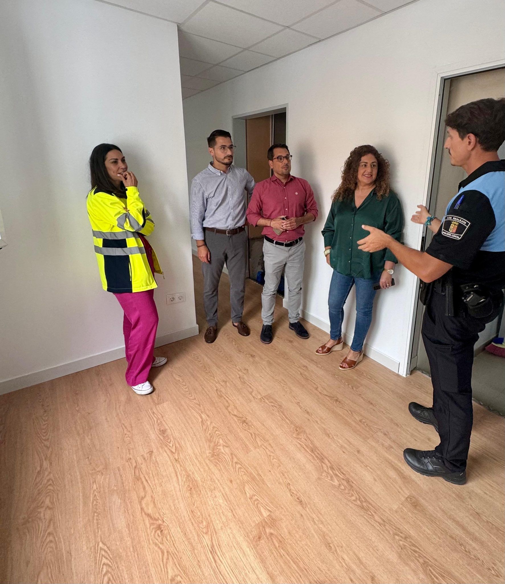 Ampliación De Dependencias De Policía Local Con Un Módulo Para Vestuario Femenino Y Office Los 